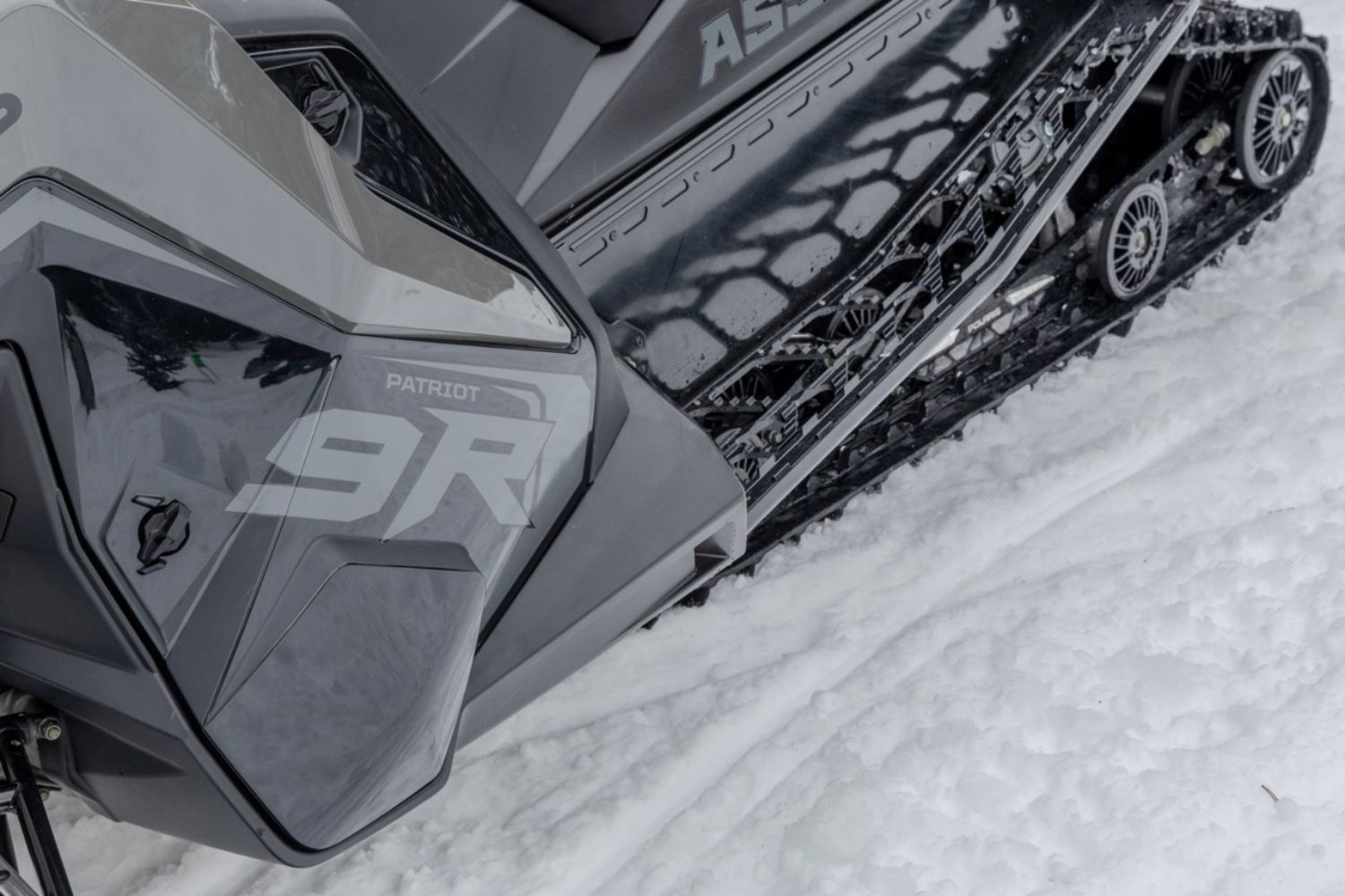 Polaris Switchback Assault 9R 2025 : review and test ride - Snowmobile ...
