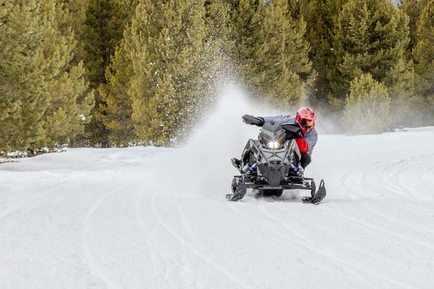 Polaris Switchback Assault 9R 2025 : review and test ride - Snowmobile ...